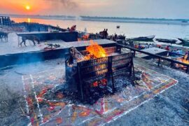 Scopri Il Fiume Gange e Cadaveri nell'Induismo in Varanasi, India